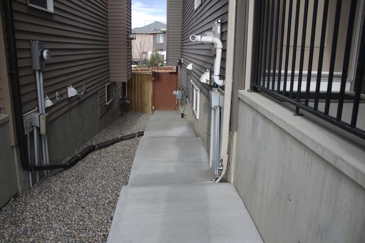 Cozy Walkout Basement Suite - Calgary