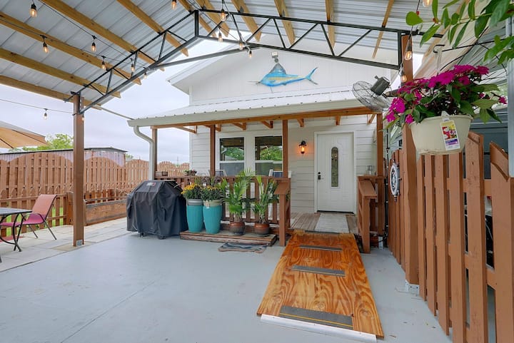 13 Mi To St Andrews State Park: Cabin W/ Patio! - Panama City, FL
