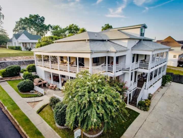 Queen Bedroom At Bnb, No Clean Fee, Free Breakfast - Guntersville, AL