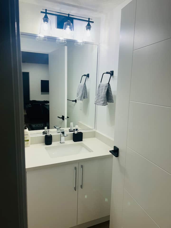 Lux 1-bedroom Suite | 2 Min To Henday | Free Wi-fi - Fort Saskatchewan