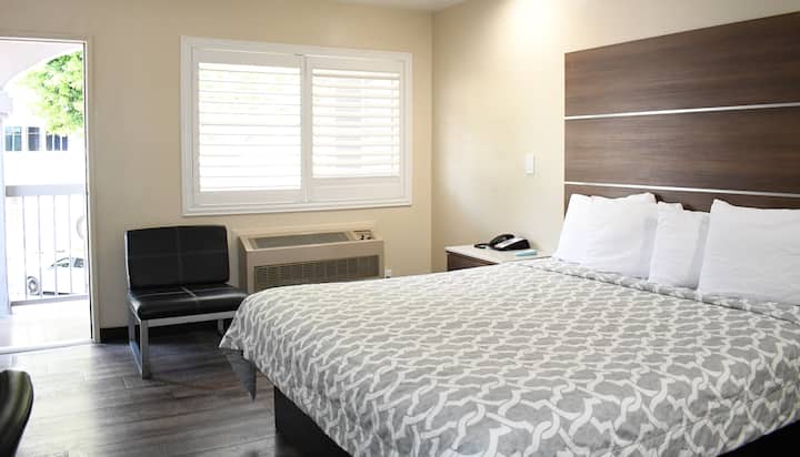 Deluxe King Room With Balcony - Long Beach, CA