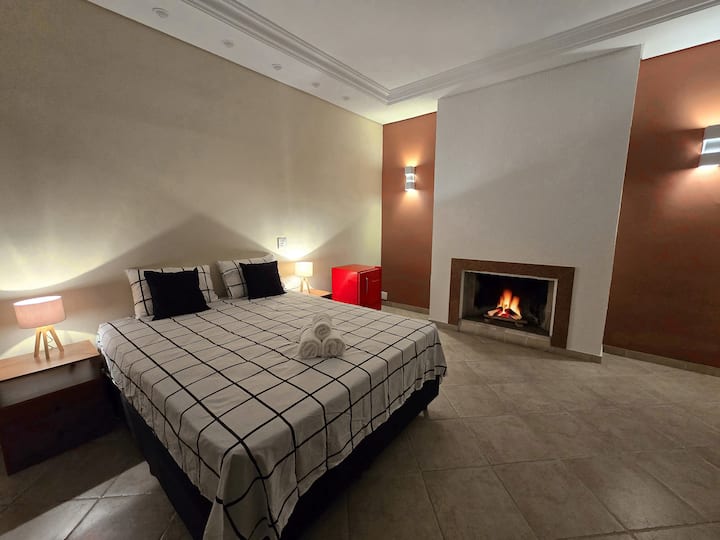 Quarto Aconchegante Com Lareira Na Região Central. - Curitiba