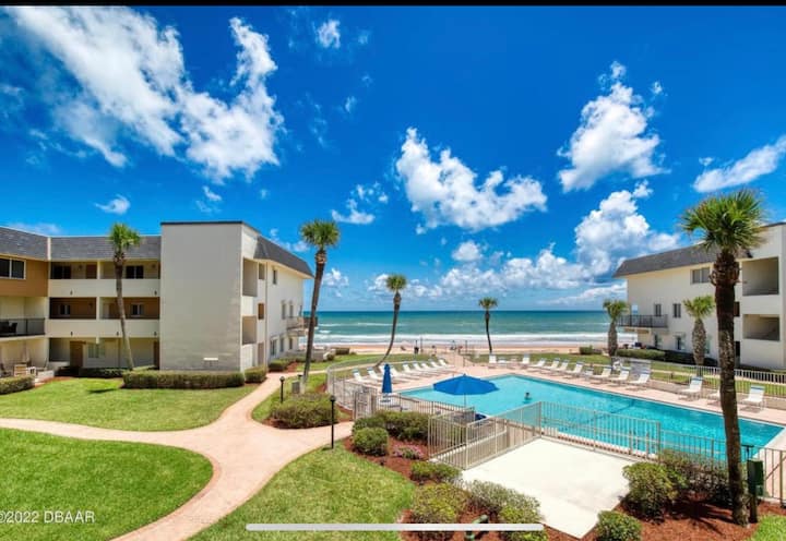 Ormond Ocean Club Unit 111. Gorgeous Beachfront - Ormond Beach, FL