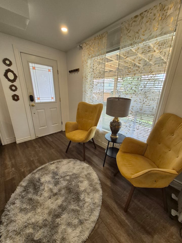 Sunlit Microstudio, Ensuite, Prime Guelph Location - Guelph