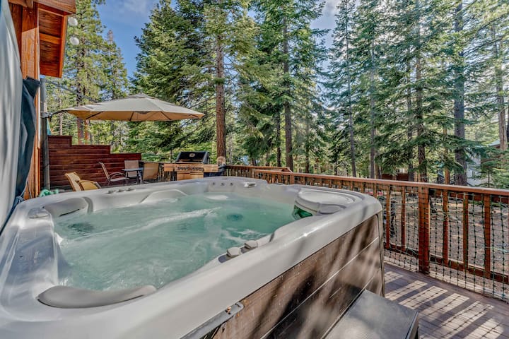 Spacious Pet-friendly Truckee Retreat With Hot Tub - Truckee, CA