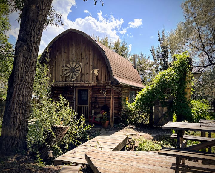 Cabin & Airstream On The Creek | In Town Oasis - Livingston, MT