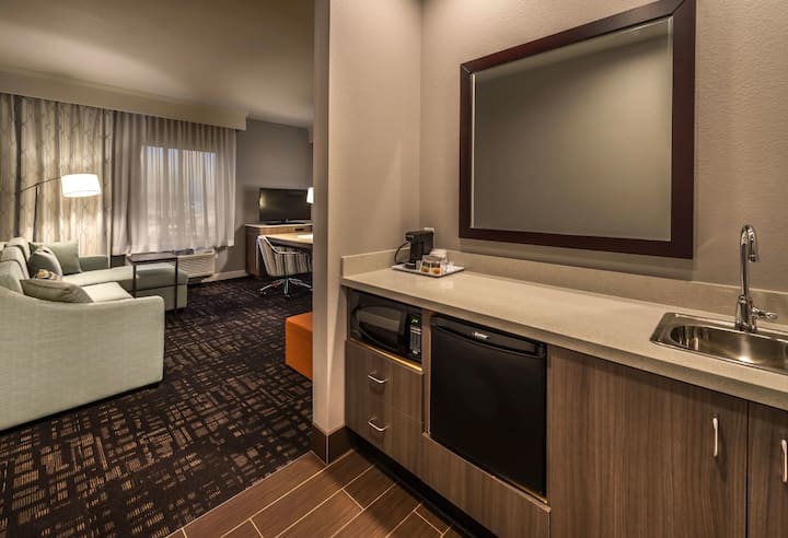 Stylish 3 Units W/ Parking & Breakfast - Reno, NV