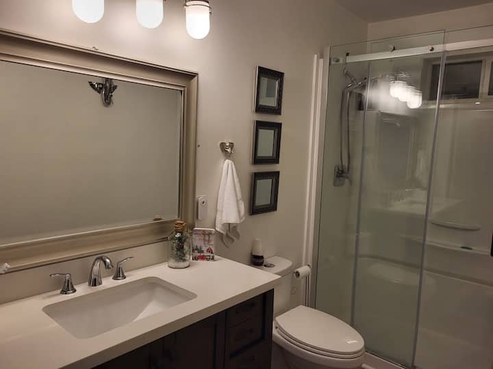 Private Ensuite In A Farmhouse - Parksville