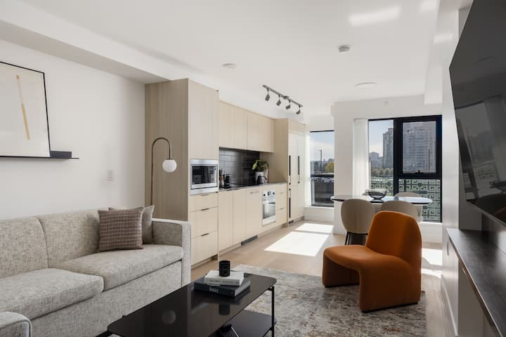 Keefer House | Deluxe Two Bed - North Vancouver
