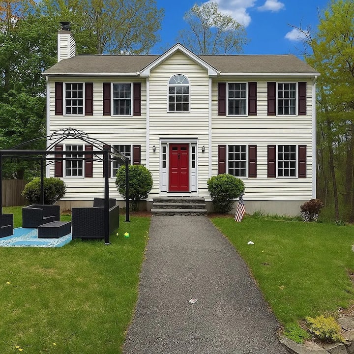 Spacious Home-30min To Downtown - Bedford, MA