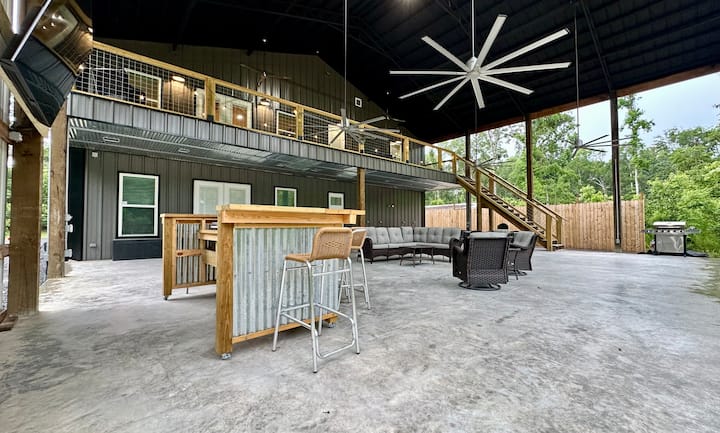 3 Rivers Patio Paradise Barndominium- 2 Full Units - Branford, FL