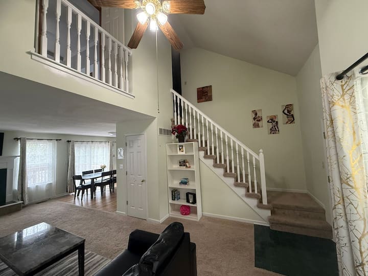 Private King Retreat W/ Jacuzzi - Independence, MO
