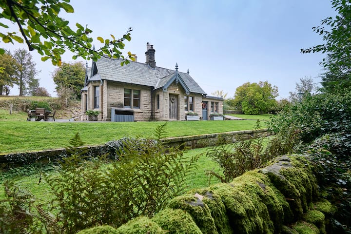 Cosy & Historic Country Lodge: Scenic View, Garden - Alton Towers Waterpark