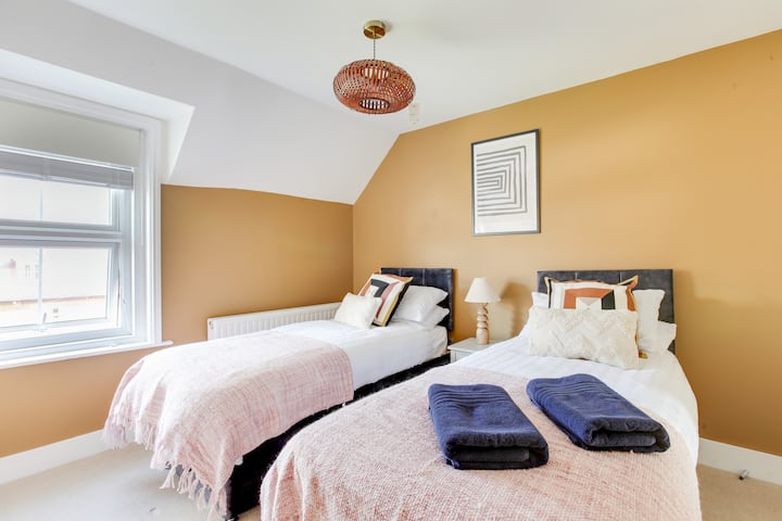 Spacious 3 Bed House Colchester. Free Parking (X2) - Essex