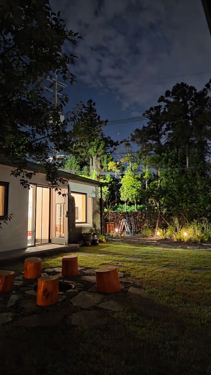 제주 돌담 감성숙소/귤밭뷰/실내자쿠지/커플/공항20분/애월해변10분/하귤소담-하귤채 - Jeju-si