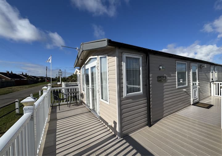 Caravan With Large Decking Area Ref 65055eb - Caister-on-Sea