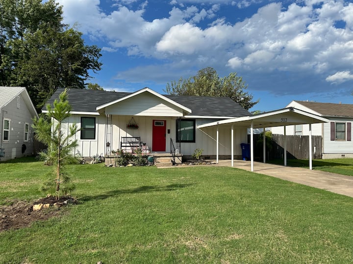 Rose District Red Door Bungalow - Broken Arrow, OK
