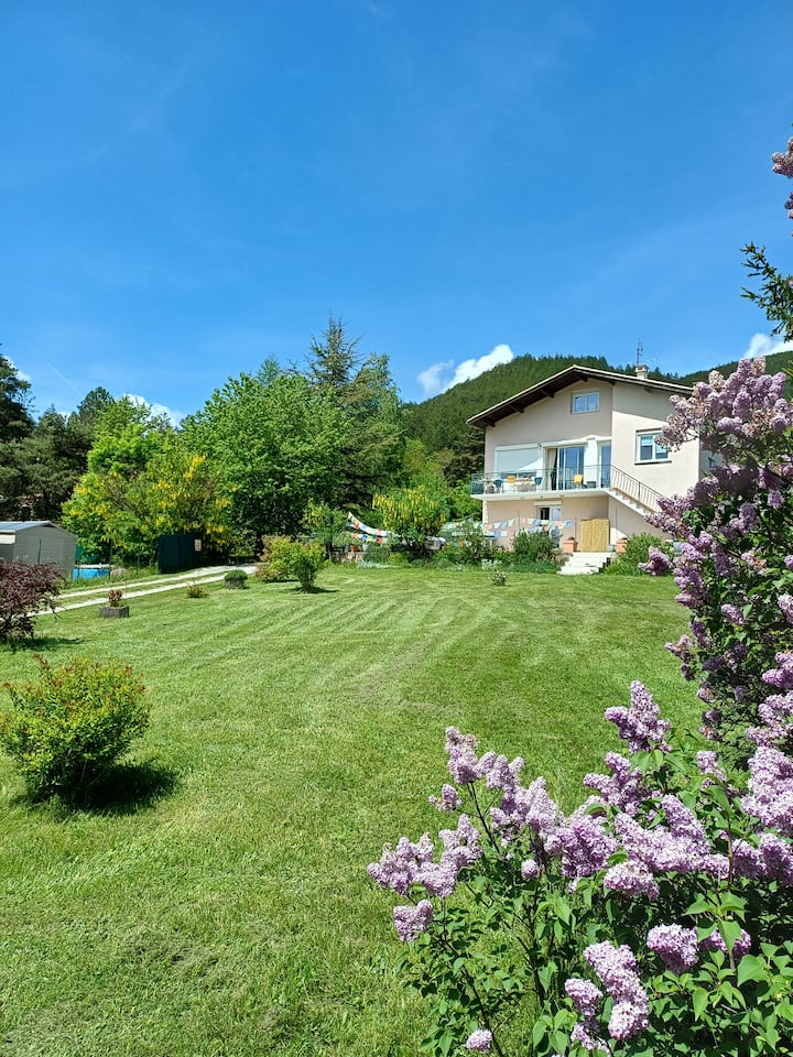 Jolie Vue ! Montagne Et Lac. - Lac de Castillon