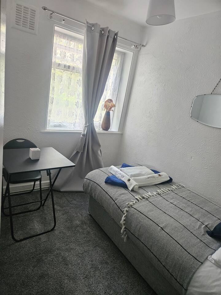 1 Bedroom In A House In Leeds. - Leeds