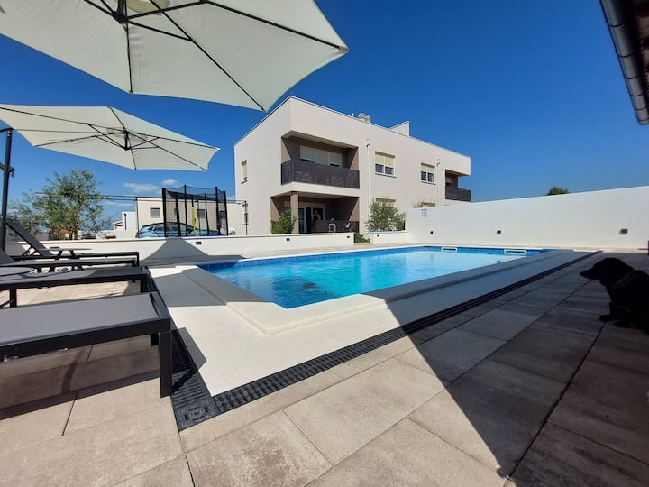 Helora Holiday House - Nin