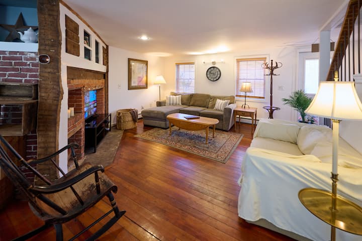 Rustic Farmhouse In The Country, Walk To Village! - Newtown, CT