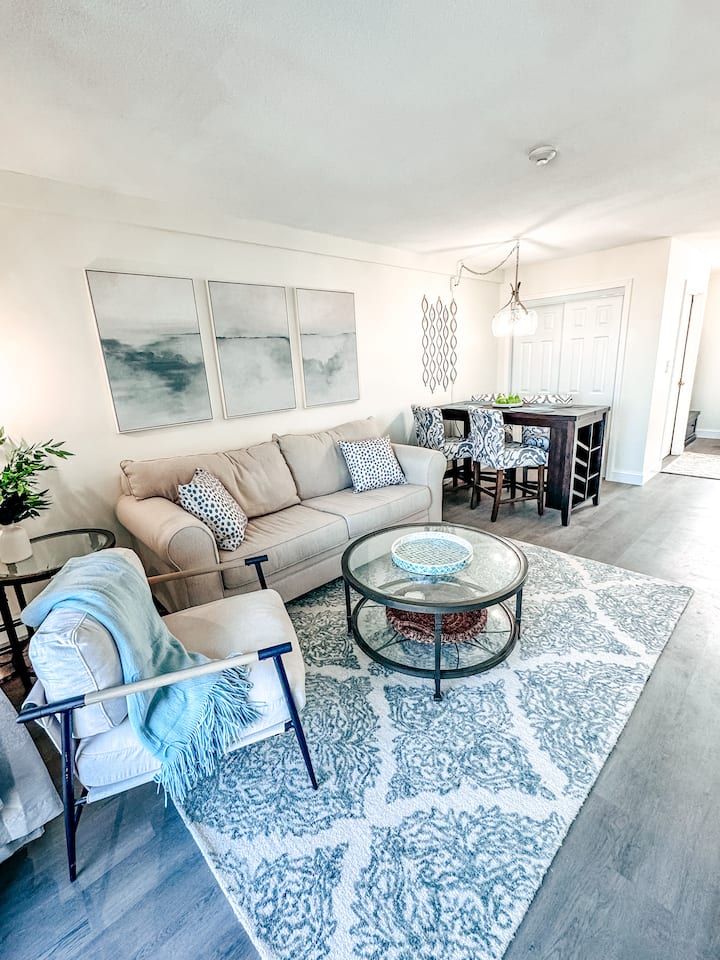 Rustic Lakeside Fall Escape - Lake Winnipesaukee - Laconia, NH