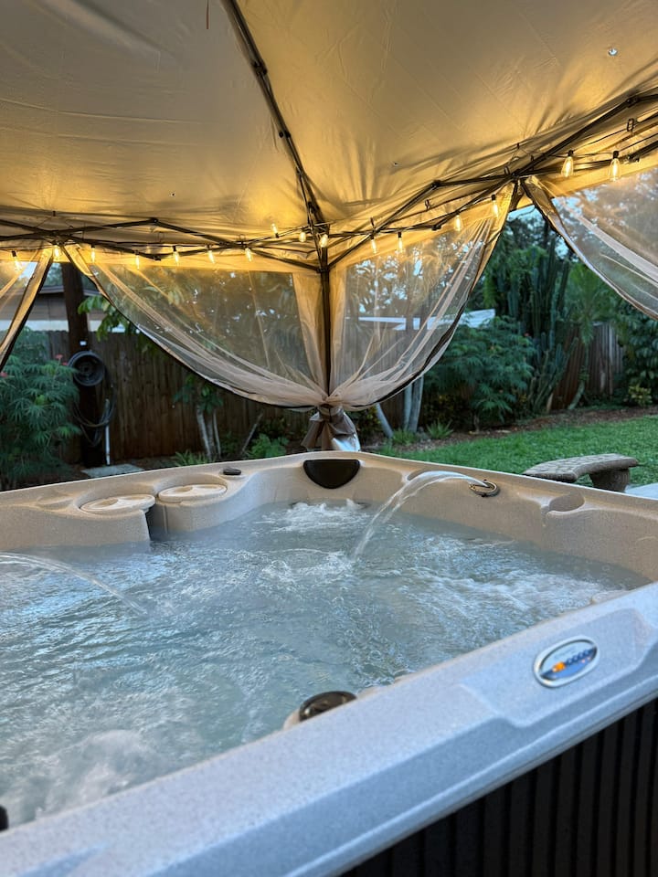 Modern Oasis • Hot Tub • 10 Min Downtown/ybor - Tampa