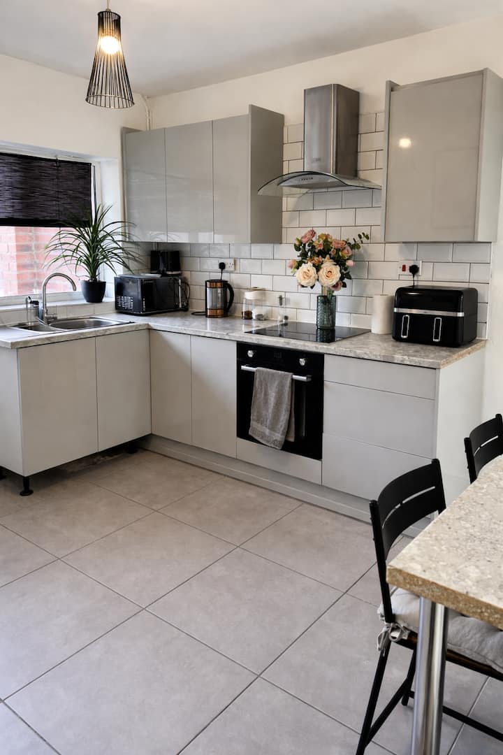 Minimal Luxe Stay | Relax In Style & Comfort. - Wolverhampton