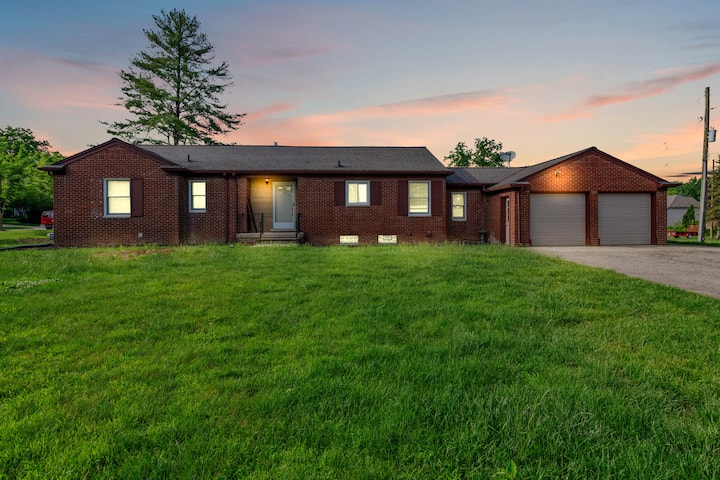 Remodeled Beauty On Acre Lot - Rochester Hills, MI
