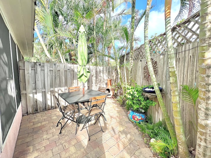 Coastal Cottage 225 | Walk To Beach • King Bed - Cocoa Beach, FL