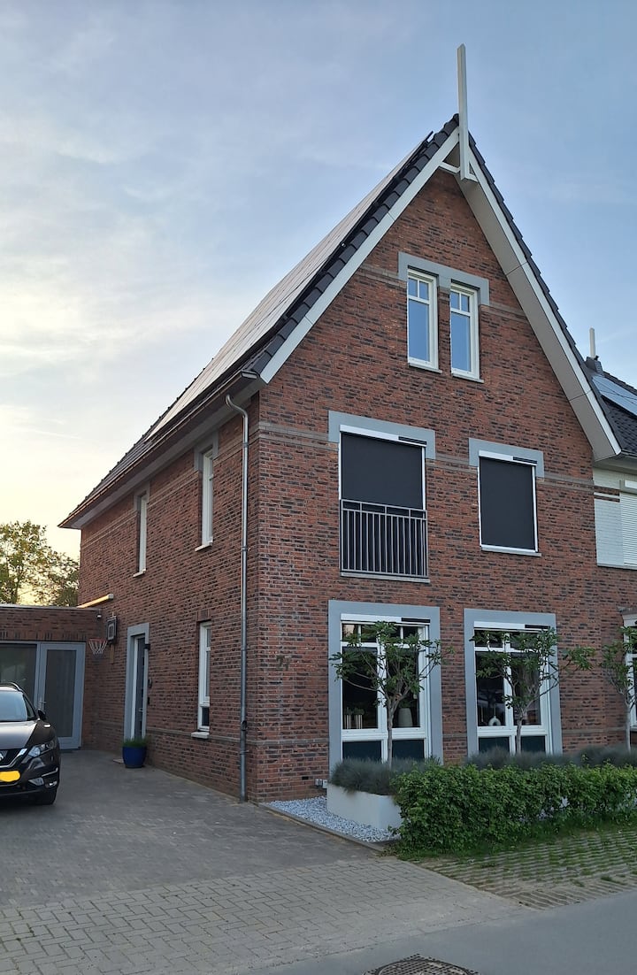 Ruim Huis Met Mediterrane Tuin - Niederlande