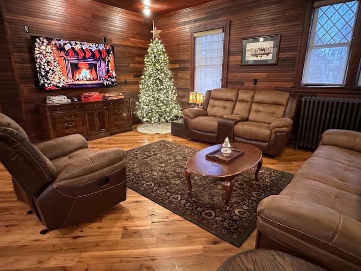 Vintage Carriage House - Step Back In Time - Granville, NY