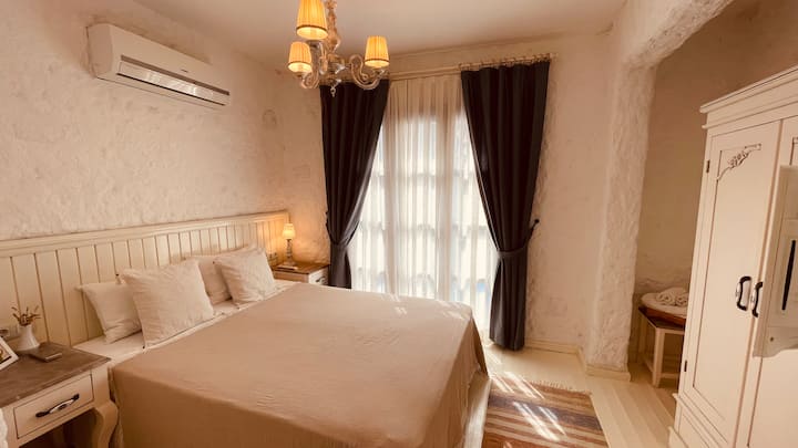 Alaçatı’da, Havuzlu Butik Otel - Alaçatı