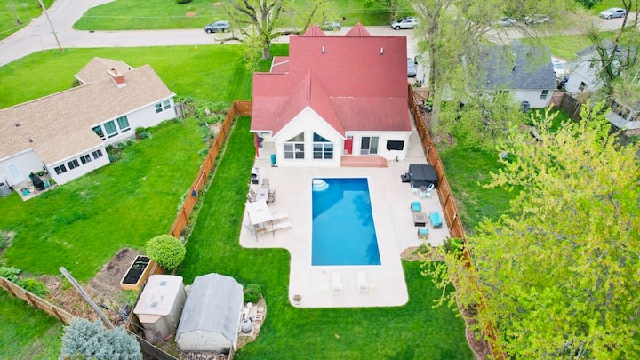 Heated Pool Hottubtheaterroom-pool Table-gameroom - Des Moines, IA