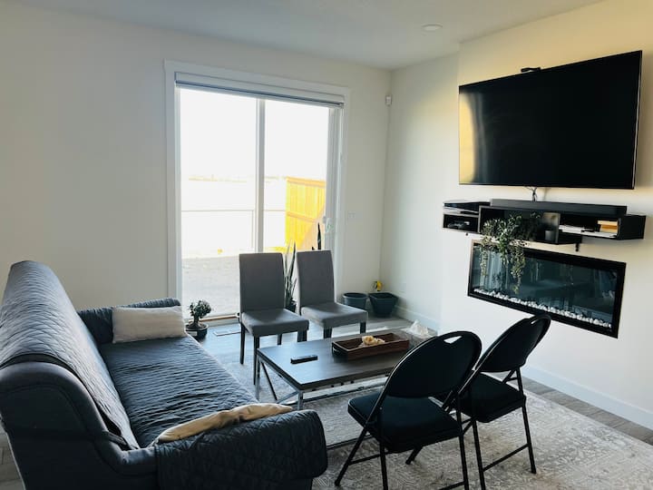 Room With King Size Bed - Chestermere