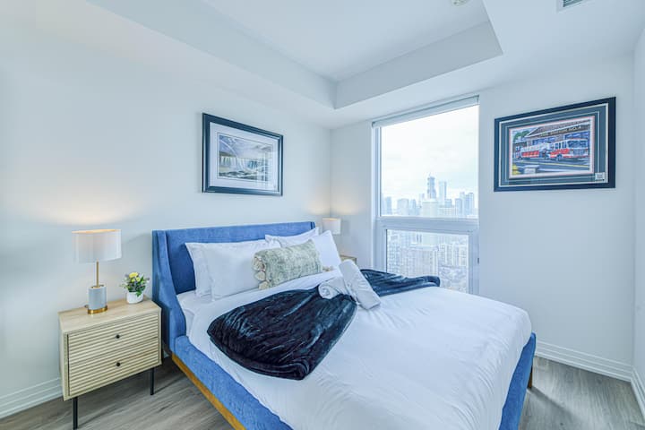 Skyline Views 1br+den Near Eaton Centre Downtown - Toronto