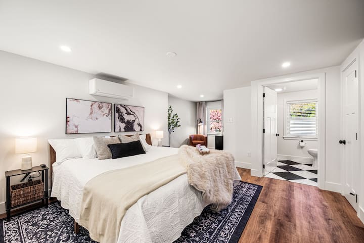 Private Guesthouse W/ Parking, King Bed, Walkable - Bryn Mawr, PA