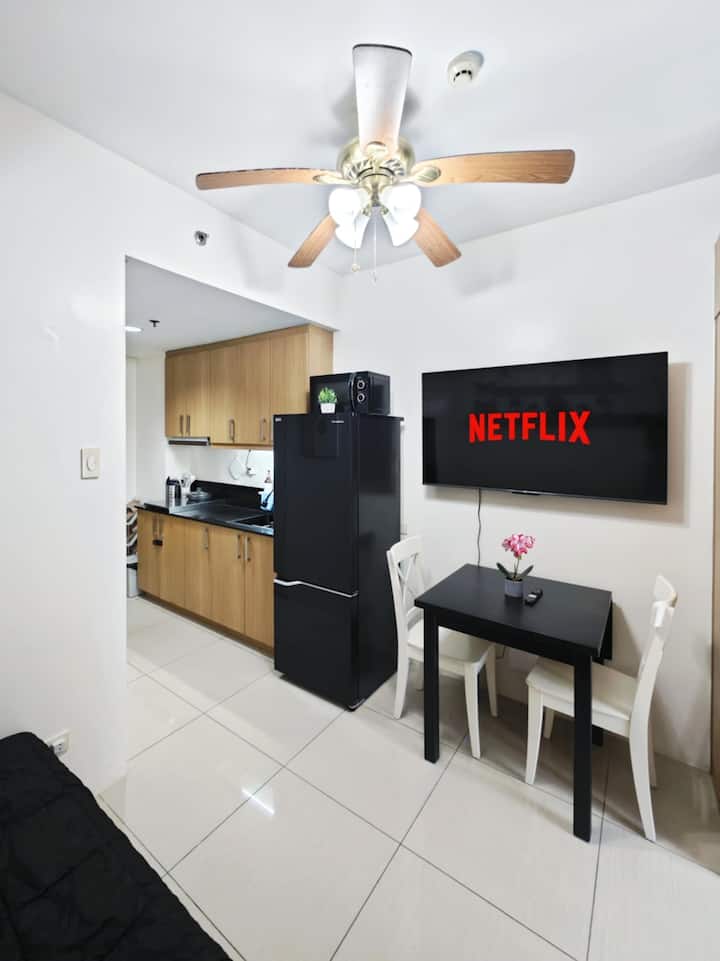 The Charred Oak | 1br W/ Pool View Near Moa - Pasay