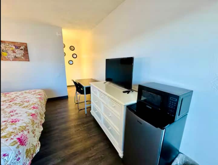 King Bed In Loz - No Extra Fees - Osage Beach, MO