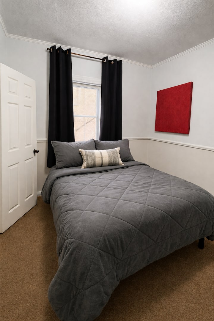 Cozy Riverside 2br Condo Retreat - Bay City, MI