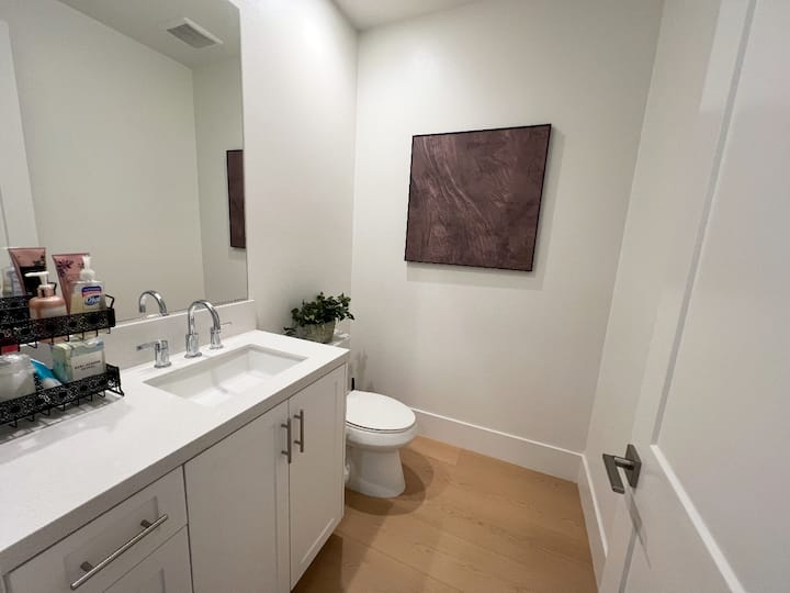 Modern Ensuite Room In Irvine - Irvine, CA