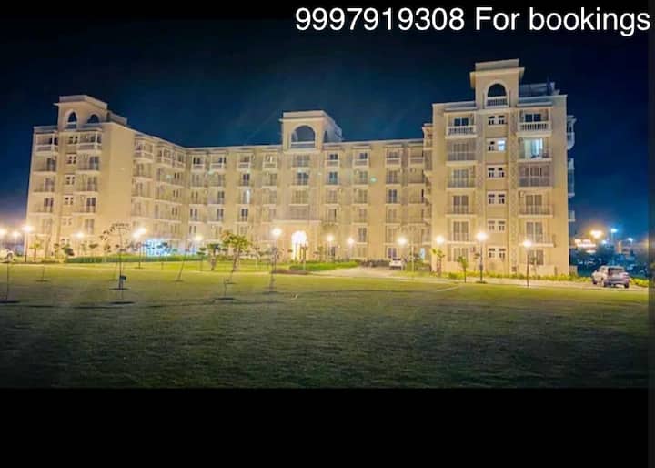 Peaceful Stay Near Premanand Ji - Vrindavan