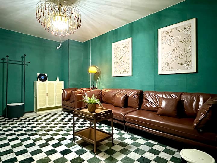 松山捷運站走路1分鐘 _ 正饒河夜市 _ 15分直達西門町與市中心 _ 摩登舊夢4-9人公寓 - Taipei