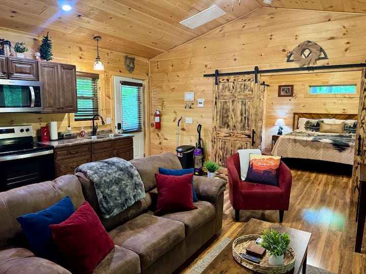 New|private|clean|cozy Tiny Cabin|hottub|wifi - Douglas Lake, TN