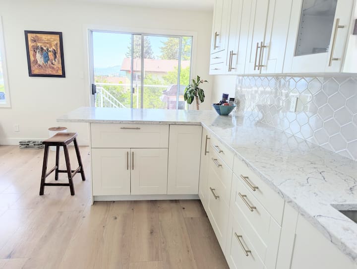 Sunny Escape With Lake View - Penticton