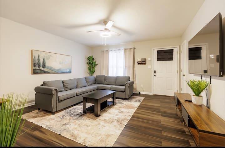 Beautiful 2br/2ba Duplex, Near Sgmc, Vsu & Moody. - Valdosta, GA