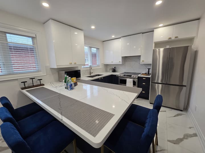 Gorgeous Home Near Pearson Airport - Toronto