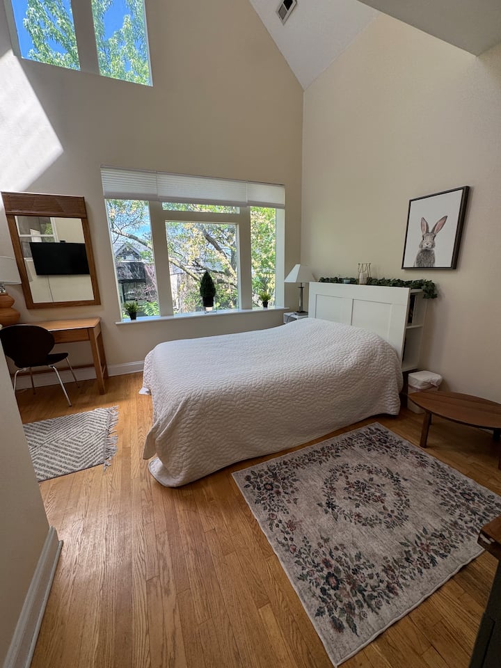 Chic Studio | Near Cafés + Boutiques+ Cta - Chicago