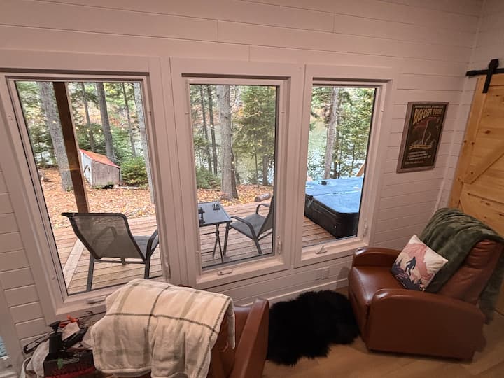 Squatch Lovers Den-hottub-sasquatch River Retreats - Bouctouche