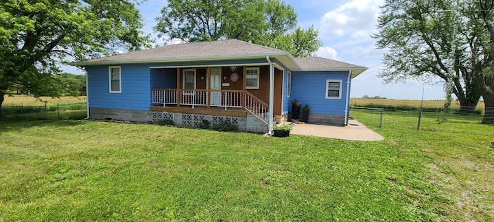 Blue Cottage Close To
Rockchalk, Lake, I-70 - Clinton Lake, KS